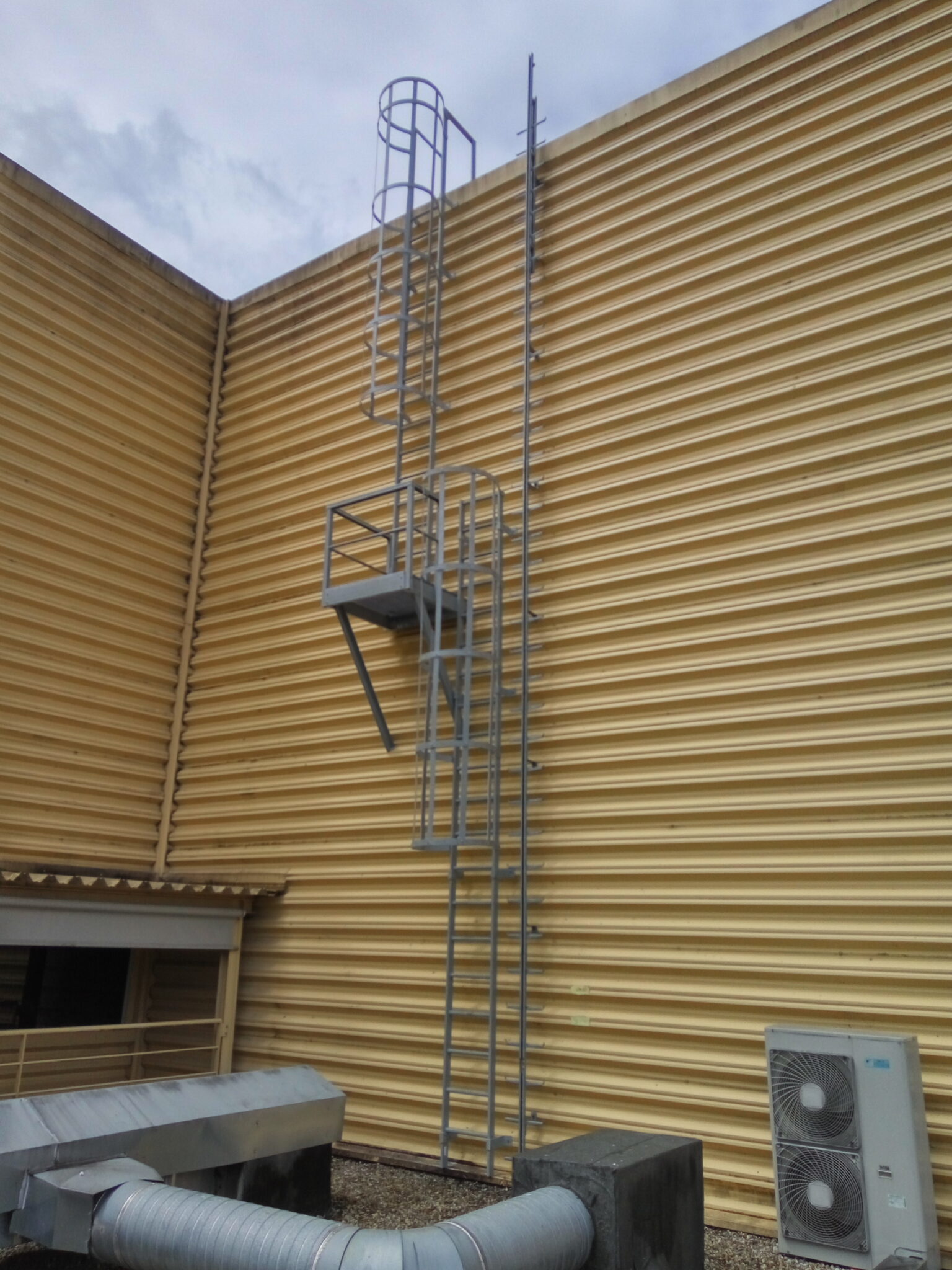 Escada com patamar - Fibrosport